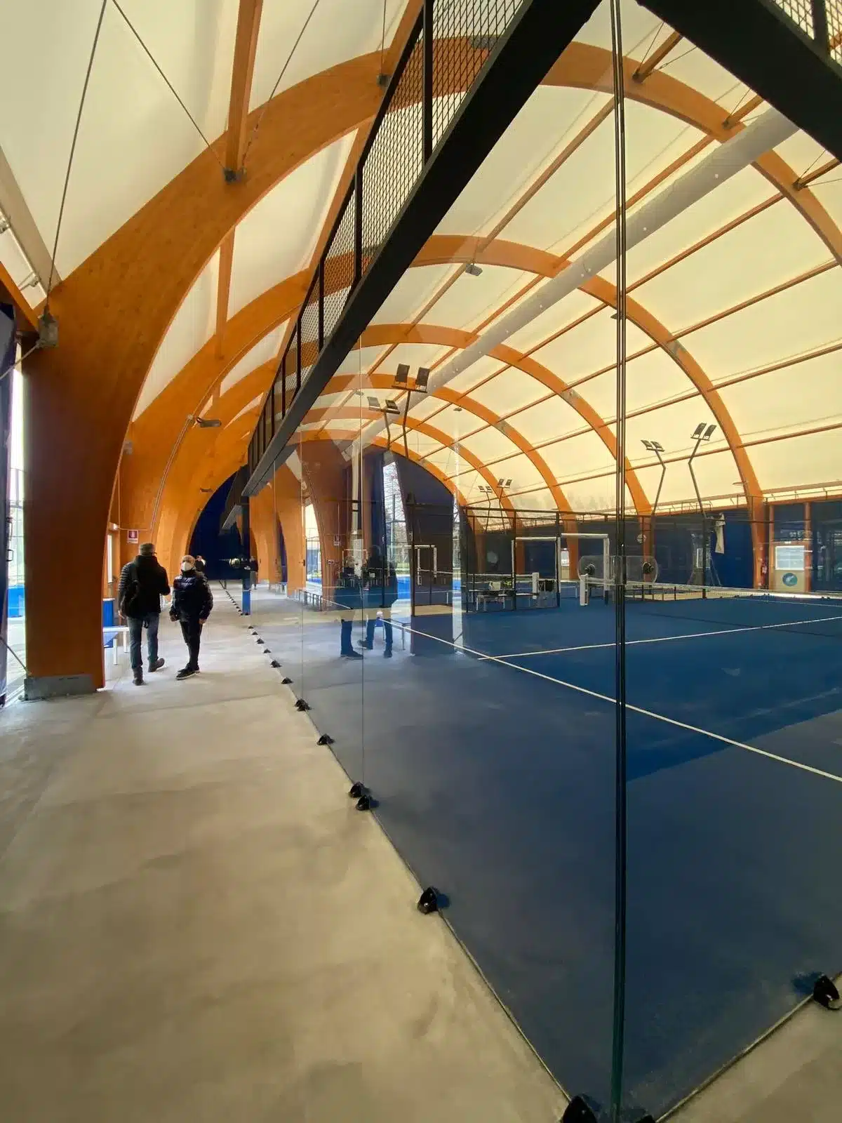 Optimiser l’éclairage et l’acoustique lors de la construction d’un terrain de padel à Antibes ...